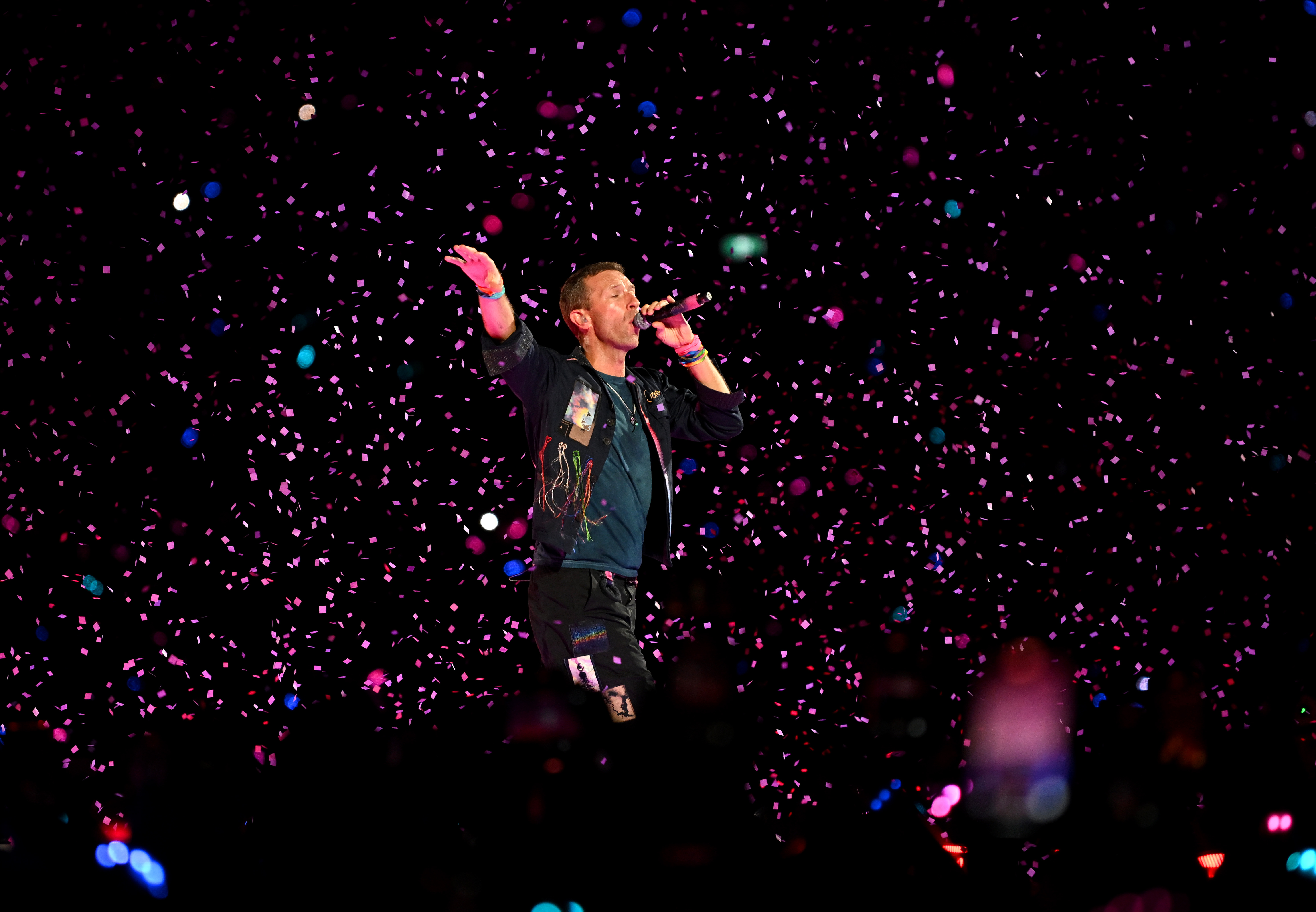 REVIEW: Coldplay lights up Accor Stadium with a sky full of stars ...